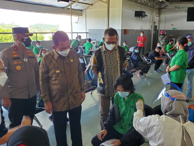 Ansar Tinjau Vaksinasi Pekerja Industri PT Wik Far East Batam ...